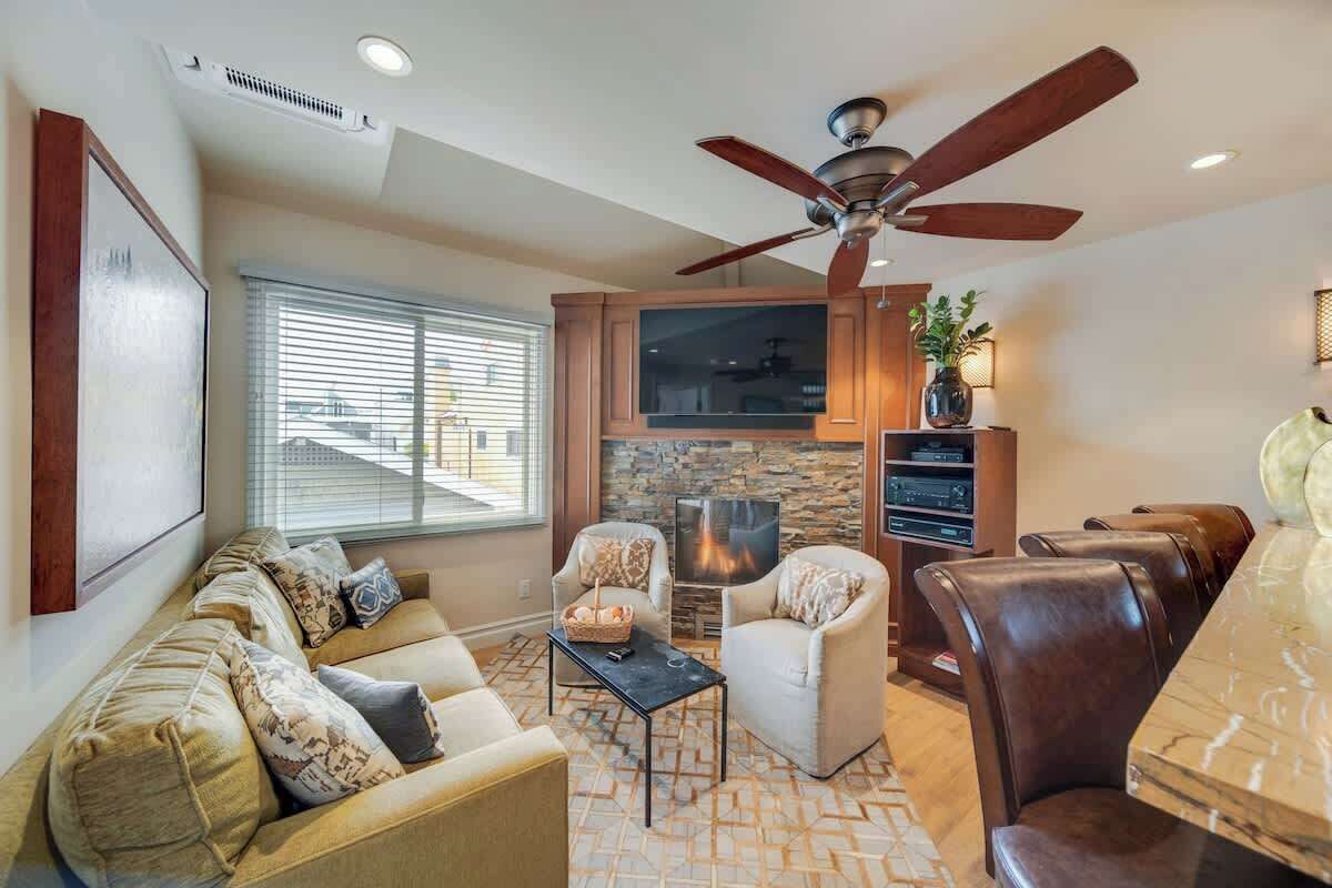 Bayfront Elegance (Entire Home): Hot Tub, Views - Newport Beach, CA