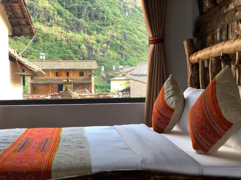 Family Room with Mountain View - O'Chau Meo Vac Homestay Reviews, Deals ...