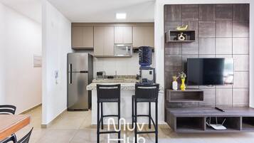 Apartamento | Cozinha privada | Um micro-ondas, uma cafeteira/bule, liquidificador