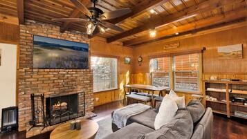 Cabine, várias camas, pátio, vista para a montanha (2335) | Sala de estar