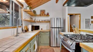 Cabine, várias camas, banheira de hidromassagem grande, vista para a montanha (2165) | Cozinha privada | Uma cafeteira/bule