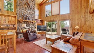 Cabine, várias camas, pátio, vista para a montanha (2312) | Sala de estar | Lareira