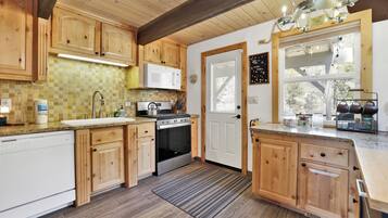 Cabine, várias camas, banheira de hidromassagem grande, vista para a montanha (2066) | Cozinha privada | Uma cafeteira/bule