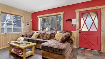 Cabana, várias camas, varanda, vista para a montanha (2267) | Área de estar | Lareira