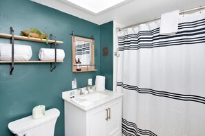 Cabine, várias camas, banheira de hidromassagem grande, vista para a montanha (2307) | Casa de banho | Produtos de higiene exclusivos, toalhas fornecidas, papel higiénico 