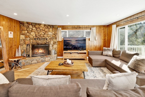 Cabana, várias camas, banheira de imersão, vista para a montanha (1993) | Área de estar | Lareira