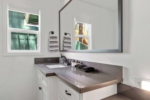 Cabana, várias camas, varanda, vista para a montanha (2458) | Banheiro | Produtos de toalete de grife, toalhas de banho, papel higiênico
