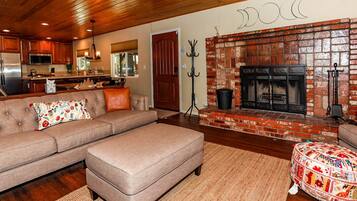 Cabine, várias camas, banheira de hidromassagem grande, vista para a montanha (1926) | Sala de estar | Lareira