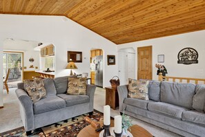 Cabine, várias camas, banheira de hidromassagem grande, vista para a montanha (2357) | Sala de estar