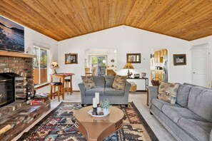 Cabine, várias camas, banheira de hidromassagem grande, vista para a montanha (2357) | Sala de estar