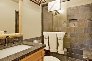 Cabine, várias camas, pátio, vista para a montanha (2141) | Casa de banho | Produtos de higiene exclusivos, toalhas fornecidas, papel higiénico