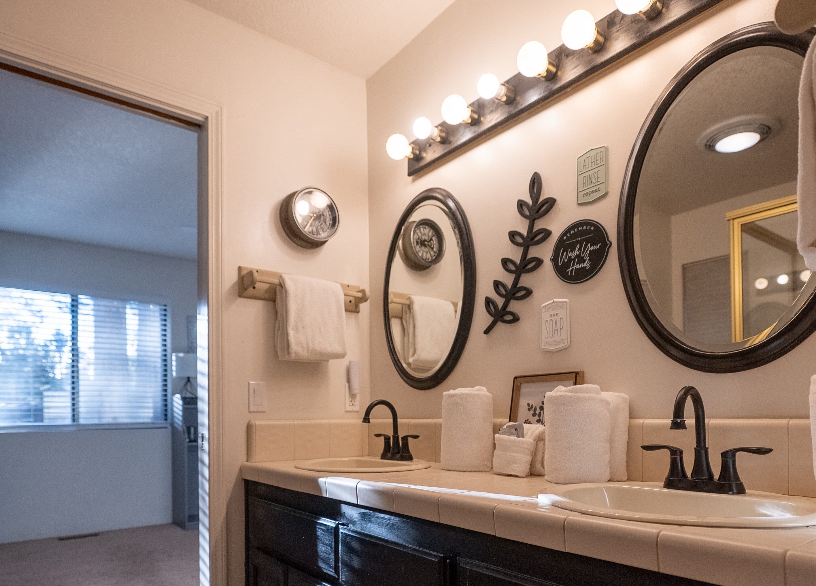 Cabine, várias camas, banheira de hidromassagem grande, vista para a montanha (2193) | Casa de banho | Produtos de higiene exclusivos, toalhas fornecidas, papel higiénico 