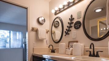 Cabine, várias camas, banheira de hidromassagem grande, vista para a montanha (2193) | Casa de banho | Produtos de higiene exclusivos, toalhas fornecidas, papel higiénico