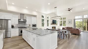 Cabine, várias camas, pátio, vista para a montanha (2336) | Cozinha privada | Uma cafeteira/bule