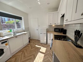 Geladeira grande, micro-ondas, fogão, cooktop