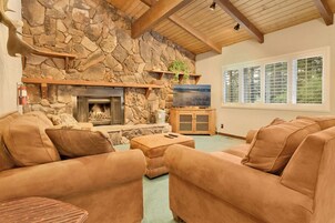 Cabana, várias camas, varanda, vista para a montanha (1960) | Área de estar | Lareira