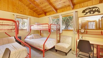 Cabine, várias camas, pátio, vista para a montanha (1970) | Vista do quarto