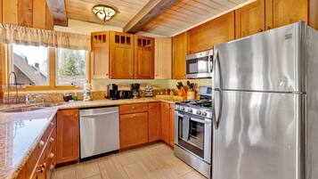 Casa, várias camas, pátio, vista para a montanha (1443) | Cozinha privada | Uma cafeteira/bule