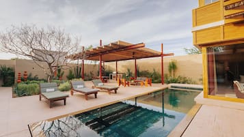 Casa superluxo, 3 quartos, piscina particular, vista para o jardim | 1 quarto, cofres nos quartos, cortinas blackout, Wi-Fi de cortesia