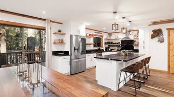 Cabine, várias camas, banheira de hidromassagem grande, vista para a montanha (2218) | Cozinha privada | Uma cafeteira/bule