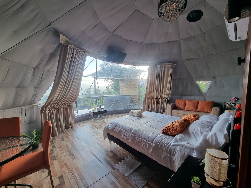 Romantic Getaway: Luxury Glamping with Spectacular Views of the Arenal ...