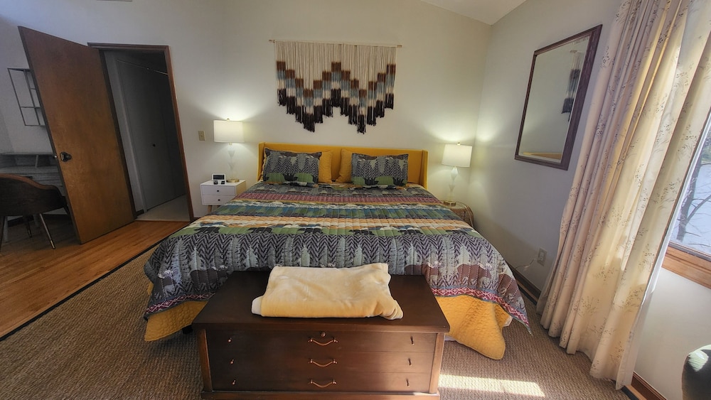 Huge Summer Lake House! On The Water! Sleeps 12. 5br/4ba. Canoes, Kayaks & More! - Danville, IL