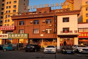 Um edifício de vários andares com uma placa de destaque no topo.
