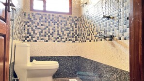 Quarto Standard | Casa de banho | Um polibã, um chuveiro fixo, toalhas fornecidas, sabão 