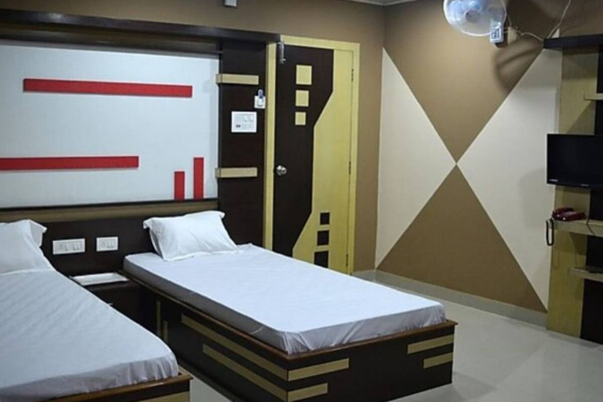 Quarto Triplo Deluxe | Secretária, secretária adequada para computadores portáteis