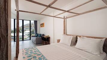 Um quarto espaçoso com uma cama grande, teto de madeira e vista para o exterior.