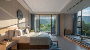 Quarto moderno com cama grande, mesa de cabeceira, janela com vista para área verde e uma obra de arte na parede.