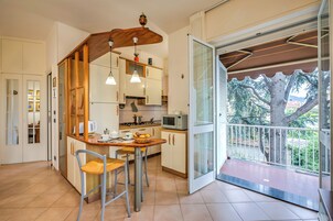 Um frigorífico, um micro-ondas, uma placa de cozinha 