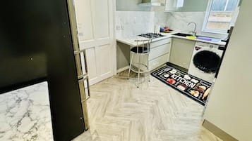 Casa | Cozinha privada | Um frigorífico, um micro-ondas, um forno, uma placa de cozinha