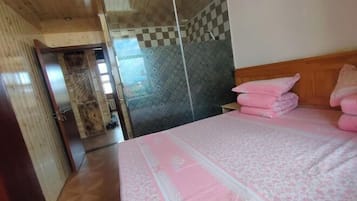 Quarto com cama, guarda-roupa de madeira e parede xadrez.