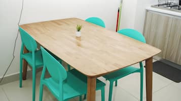 Estúdio Comfort, 2 camas queen-size | Refeições no quarto