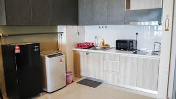 Apartamento Comfort | Cozinha privada | Um frigorífico, um micro-ondas, uma chaleira elétrica