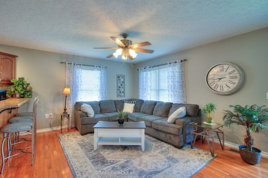 Experience The Serenity Of A Peaceful Neighborhood And The Excitement Of The City . - Fort Patrick Henry Lake, TN