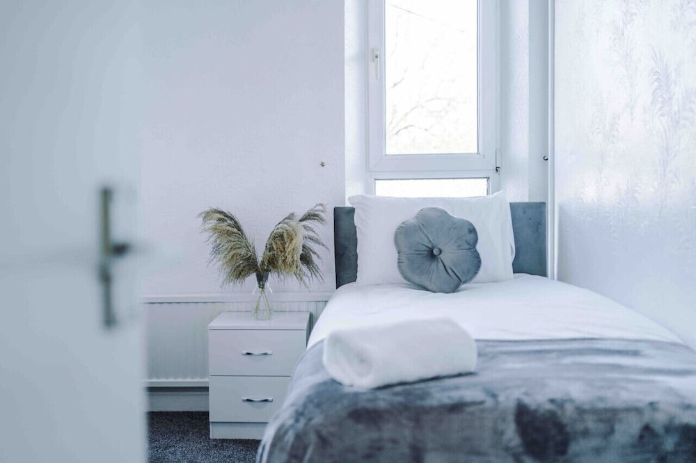 Comfy Four Bedroom House With Parking - Salford