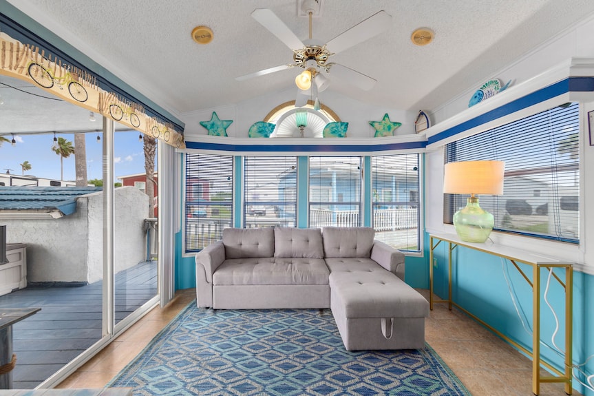 Available For Spring! Casa Azul Cozy One Bedroom 607 -