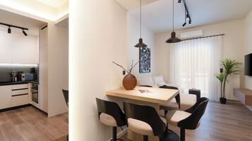 Apartamento Deluxe, Vista para a cidade | Sala de jantar