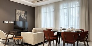 Apartamento Design, 2 quartos | Sala de estar | TV de ecrã plano