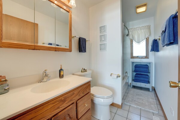 Lakeside Michigan Retreat W/ Boat Dock & Fireplace - Hartford, MI