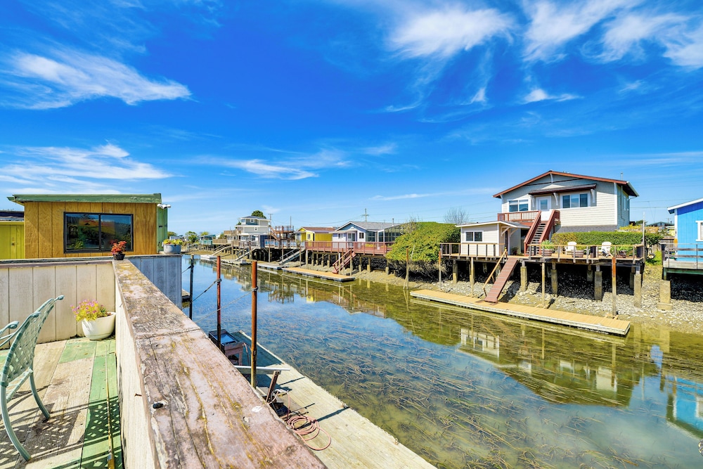 Peaceful Eureka Beach Cottage W/ 30-foot Dock - Eureka, CA