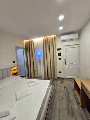 Quarto Duplo Deluxe | Secretária, Wi-fi grátis, roupa de cama fornecida 