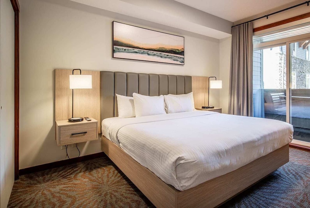 Premium King Suite With Views And Pool - Alberta