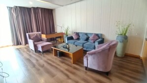 Uma sala de estar moderna com um sofá, poltronas e uma mesa de centro.