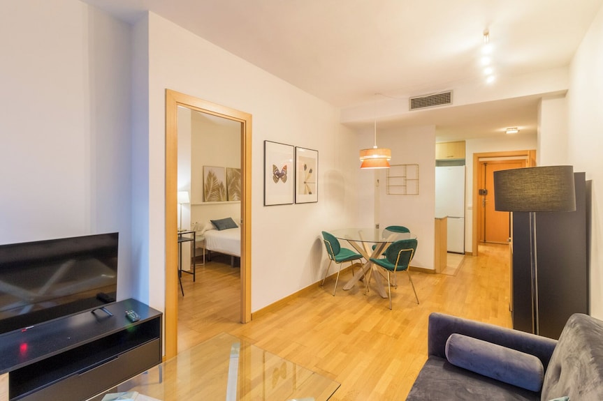 Entenza 1h - 2-3 · - One Bedroom Apartment, Sleeps 2 - Barcelona-El Prat Airport (BCN)