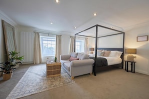 Suite de Luxo | Cofre no quarto, secretária 