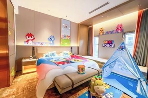 Quarto infantil com cama, almofadas, uma tenda e decorações nas paredes.