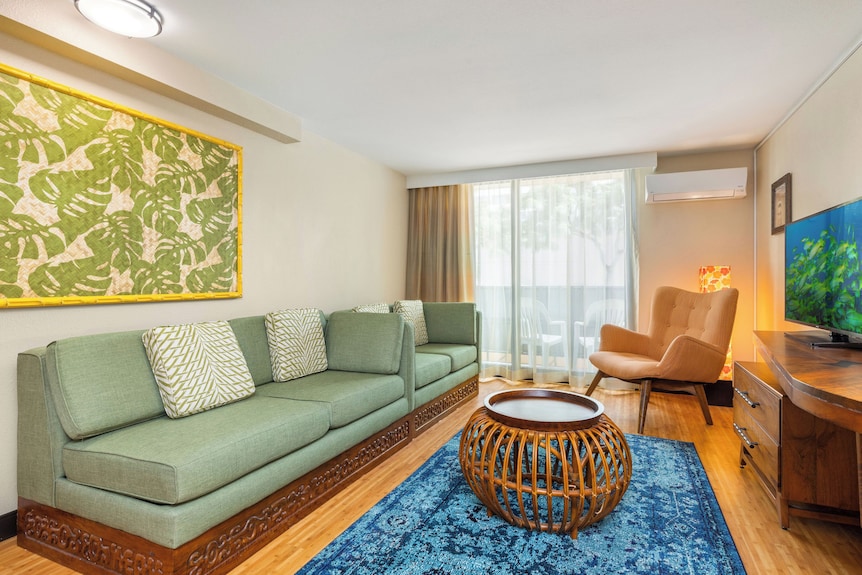 Boutique Waikiki Condo Ac Lanai Walk To Beach & Dining - Honolulu, HI